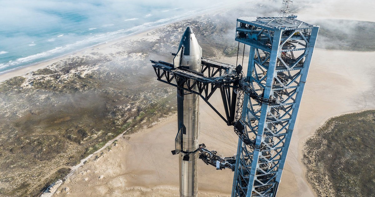 How big is the SpaceX Starship mega-rocket? Photos show how tall it is ...