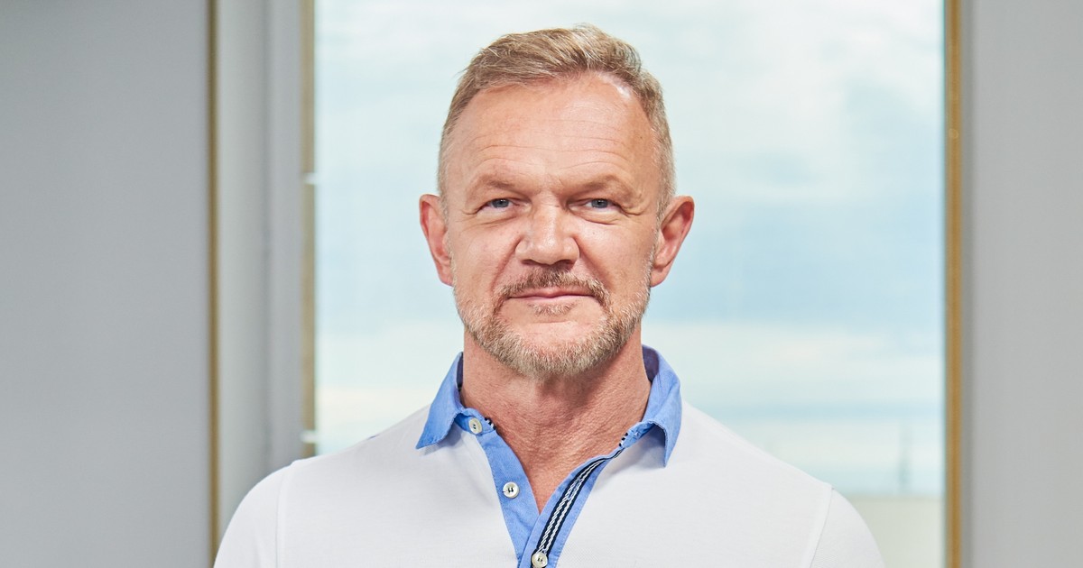 64-letni Cezary Pazura odsłonił sylwetkę. Fani przecierają oczy: Chyba żart