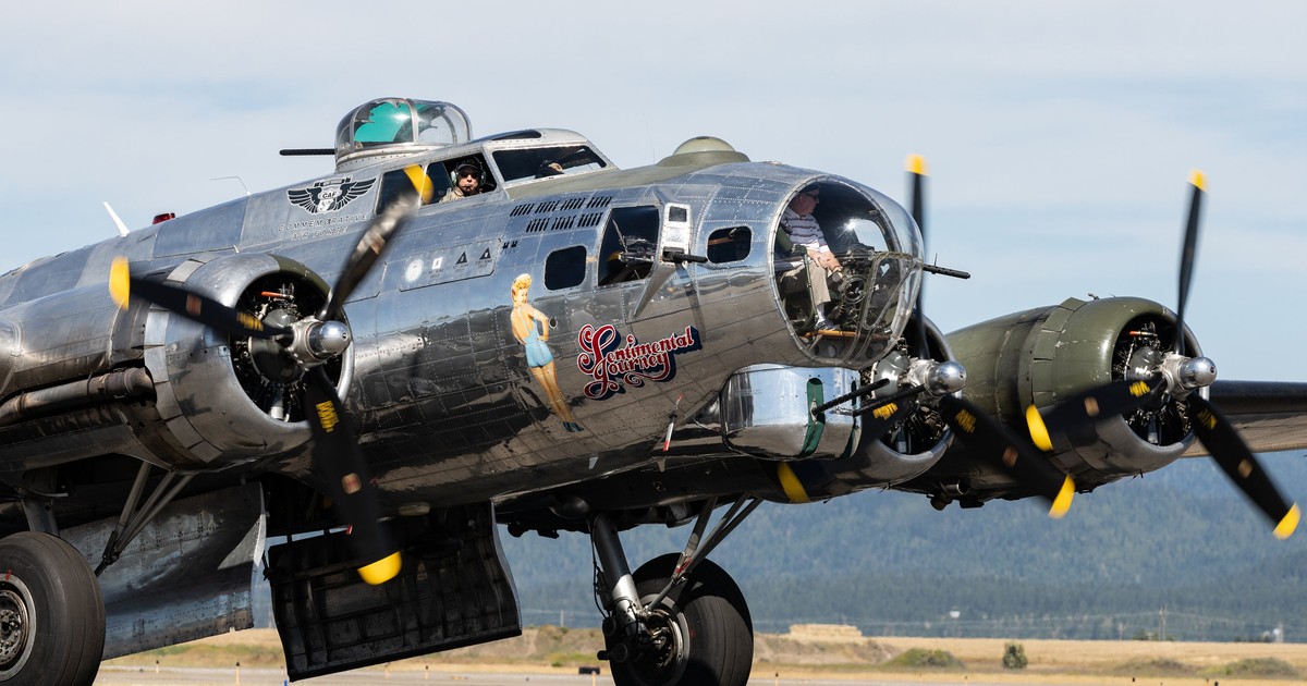 W powietrzu zderzyły się zabytkowe samoloty Boeing B17 i Bell P63 Kingcobra