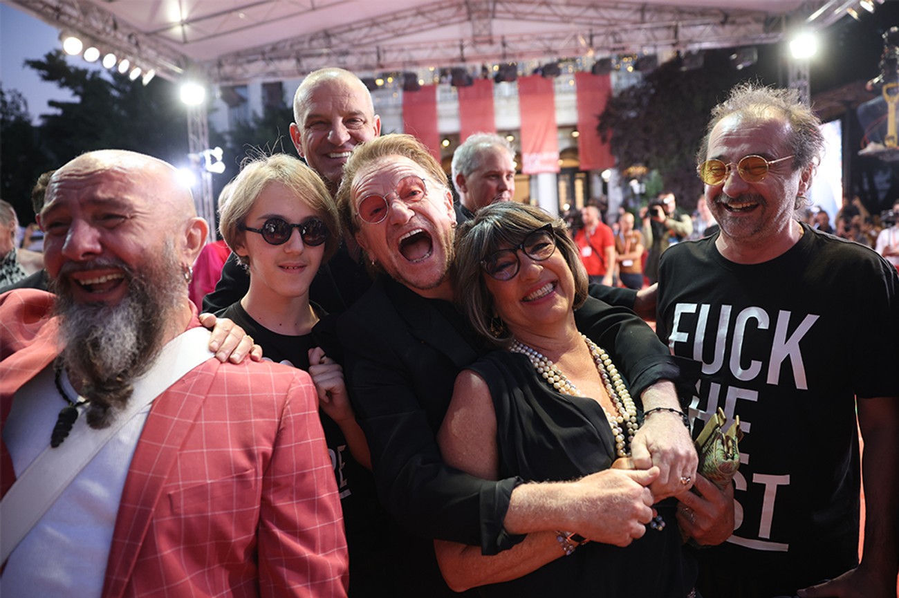 GOST IZNENAĐENJA Frontmen benda "U2" Bono Voks na otvaranju 29 ...