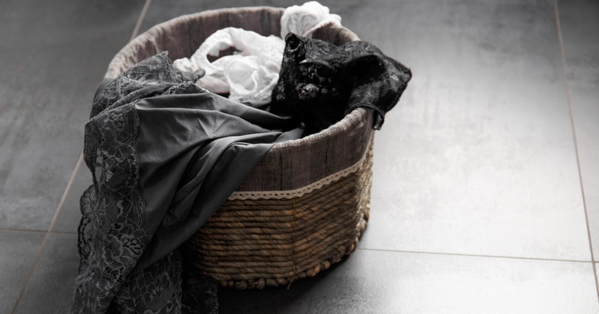 Jak dbać o czarne ubrania? Tych błędów należy unikać - Dom