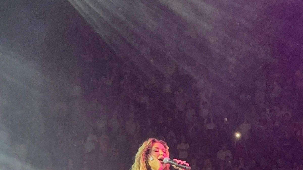 Naša pevačica (29) na nastup stigla na motoru: Publici odmah saopštila ...