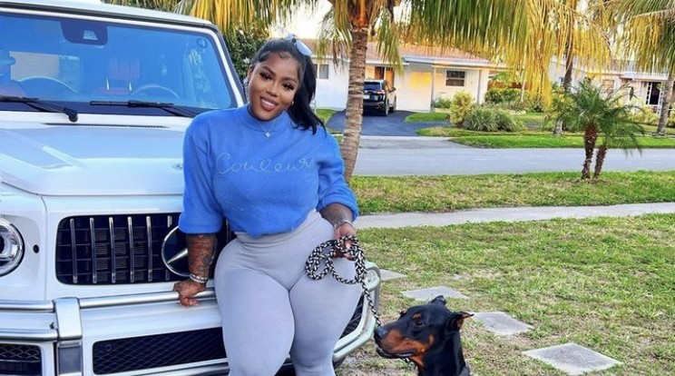 Kerek bájakkal hódít a gyönyörű fitneszmodell - Blikk