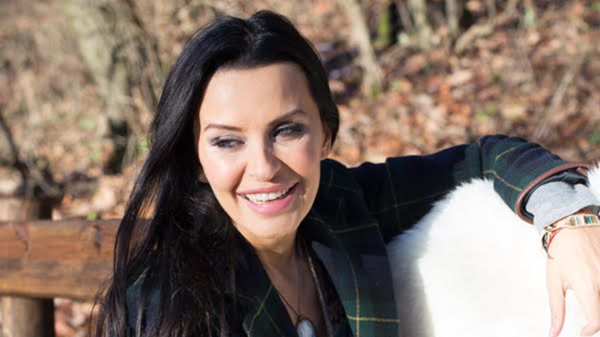 Elena Karić postavila sliku, svi gledali u njena PRLJAVA STOPALA - Blic