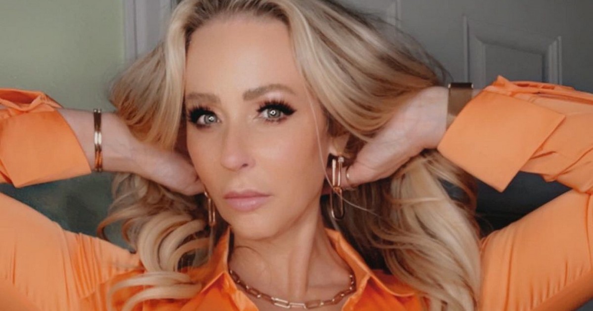 Tara ma 49 lat i dwoje wnuków. W internecie kusi gorącymi zdjęciami