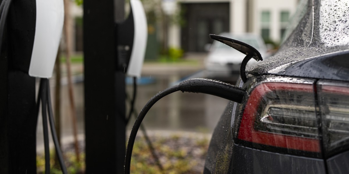 Co trzecia firma w Polsce ma już auto elektryczne. Trend przyspiesza