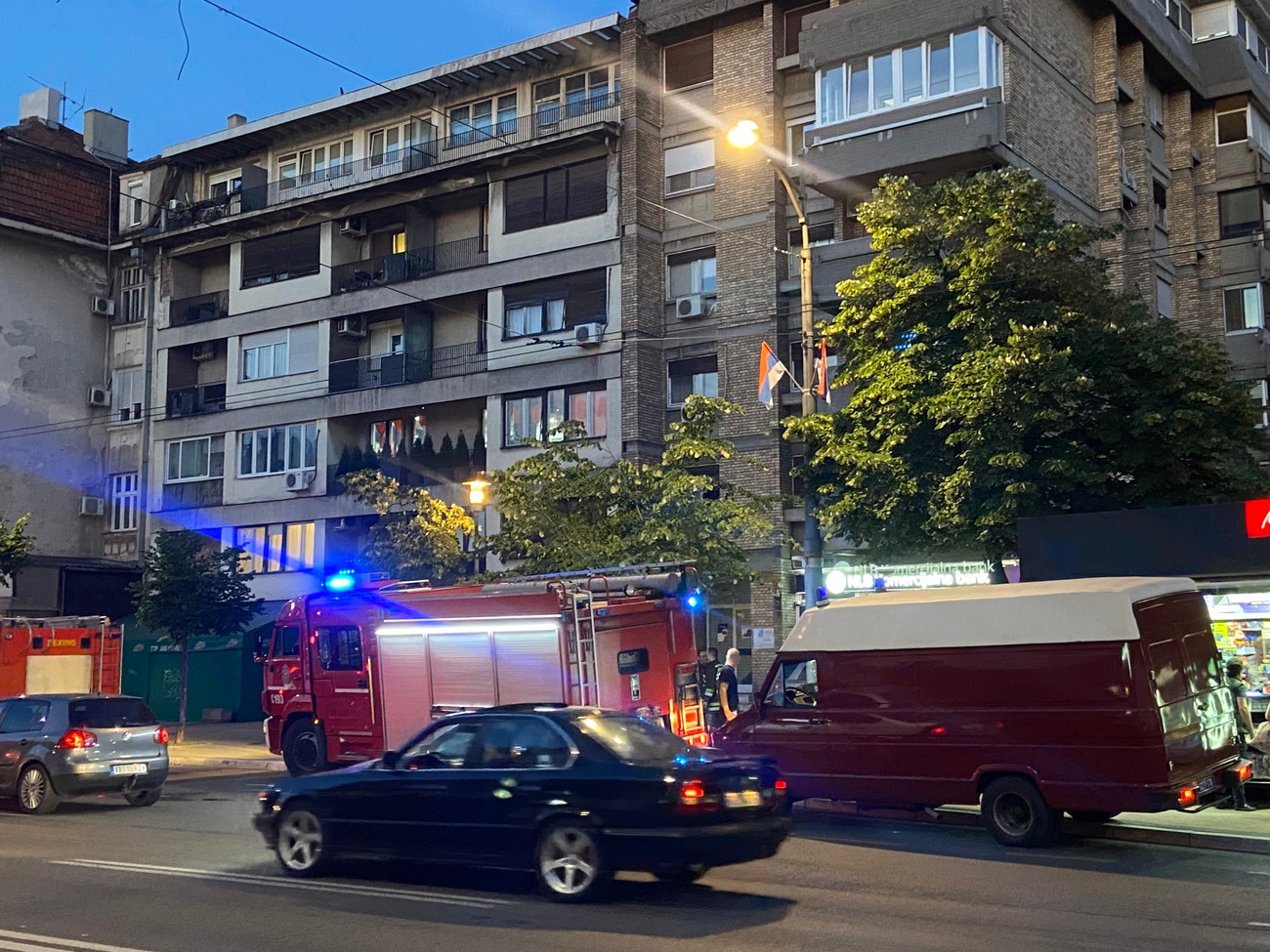 Prve slike sa mesta drame u Kneza Miloša: Muškarac preti da će da skoči sa 4. sprata, policija i ...