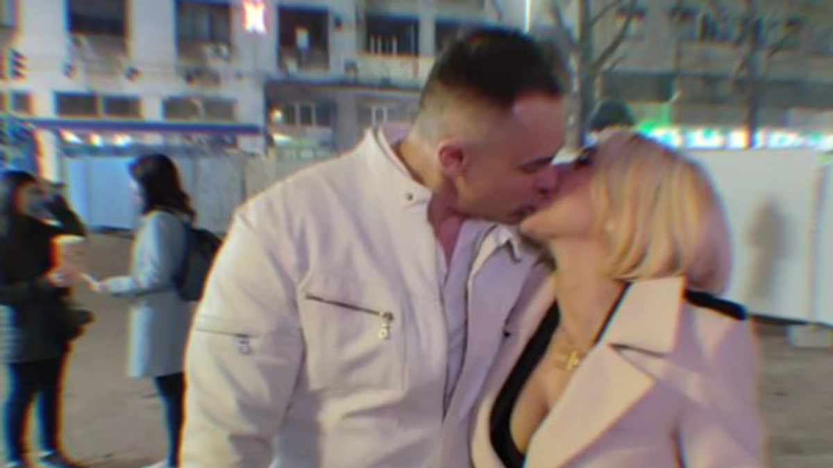 Jovana Jeremić se uvija oko Dragana u uskom kombinezonu: U ljubavnom zanosu - Blic