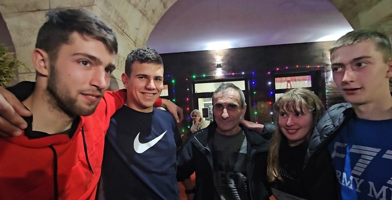 Ivana sa braćom prvi put za Novu Godinu izašla u seoski dom: Prelepa priča sa Suvobora - Blic