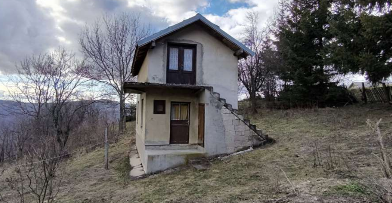 Miroslav prodaje imanje iz snova za 13.000 evra: Prostire se na 35 ari placa, ispred kuće je i ...