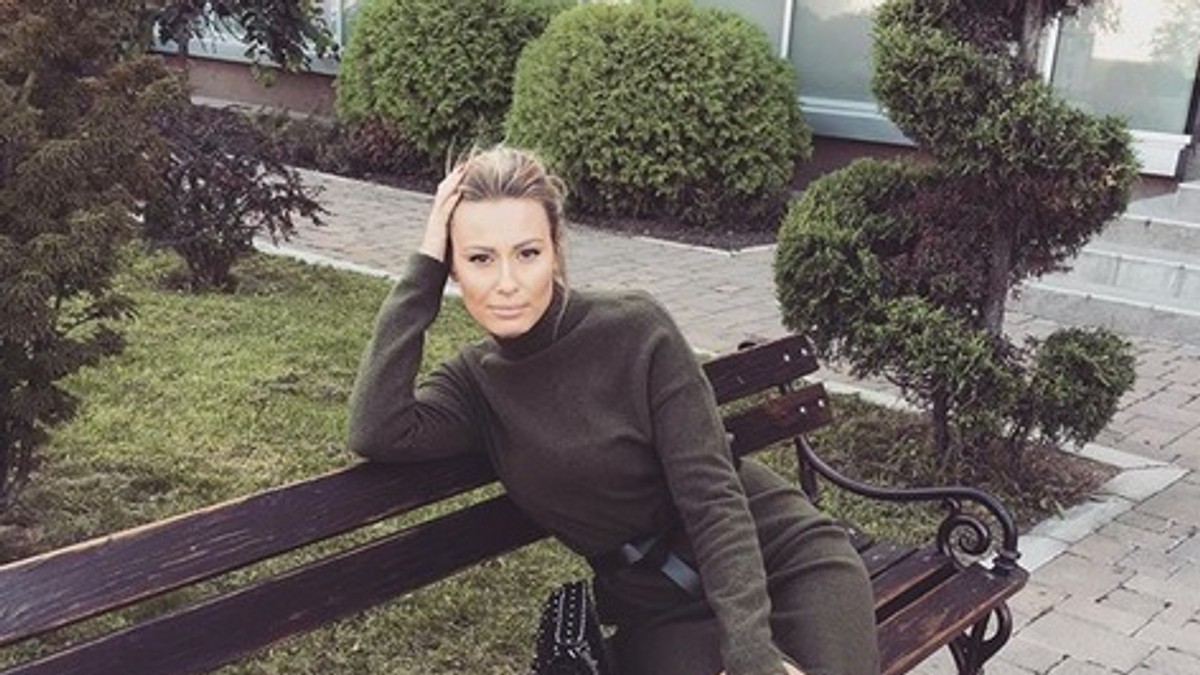 DA LI ONA IMA NAJBOLJE NOGE NA NAŠOJ SCENI? Srpska voditeljka pokazala SEKSI FIGURU i ostavila ...