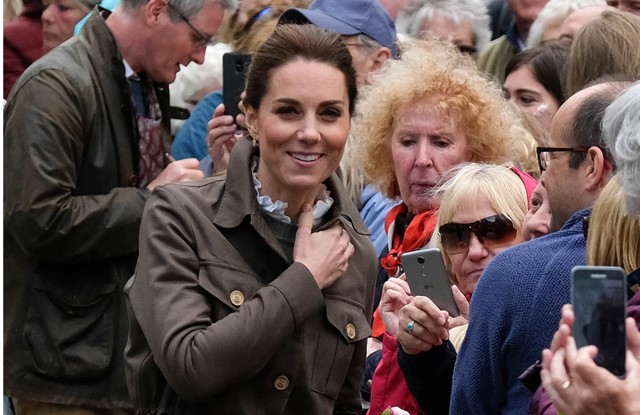 Kate Middleton vagány szerelésben kutyázott - Glamour