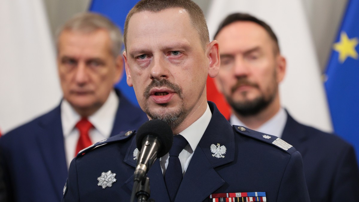 Wstrząsające nagrania z policyjnej interwencji. Komendant główny zabrał ...