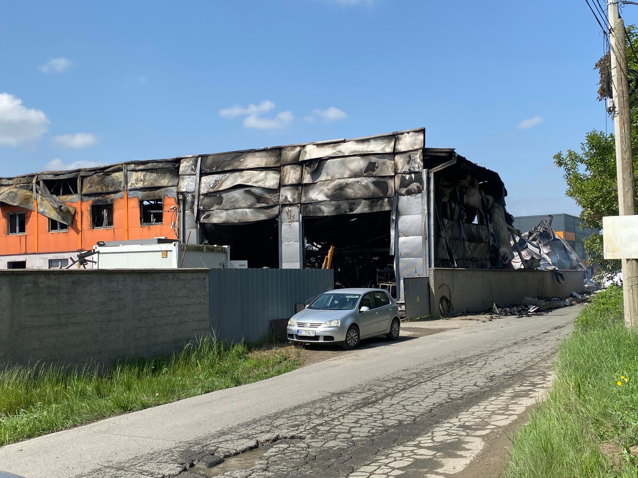 Prve slike sa mesta požara u Surčinu: Izgoreo magacin filmske opreme (foto) - Blic