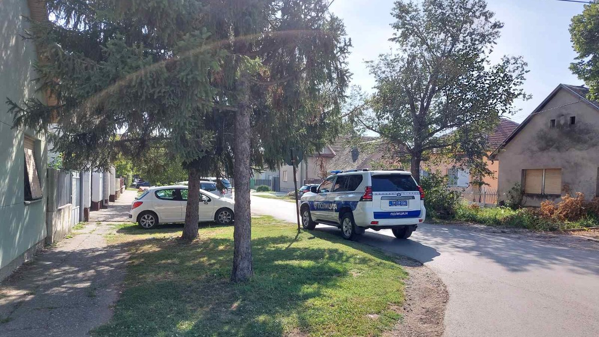 Prve slike sa lica mesta dvostrukog ubistva u Futogu: Lokve krvi po ulici, sve vrvi od policije ...