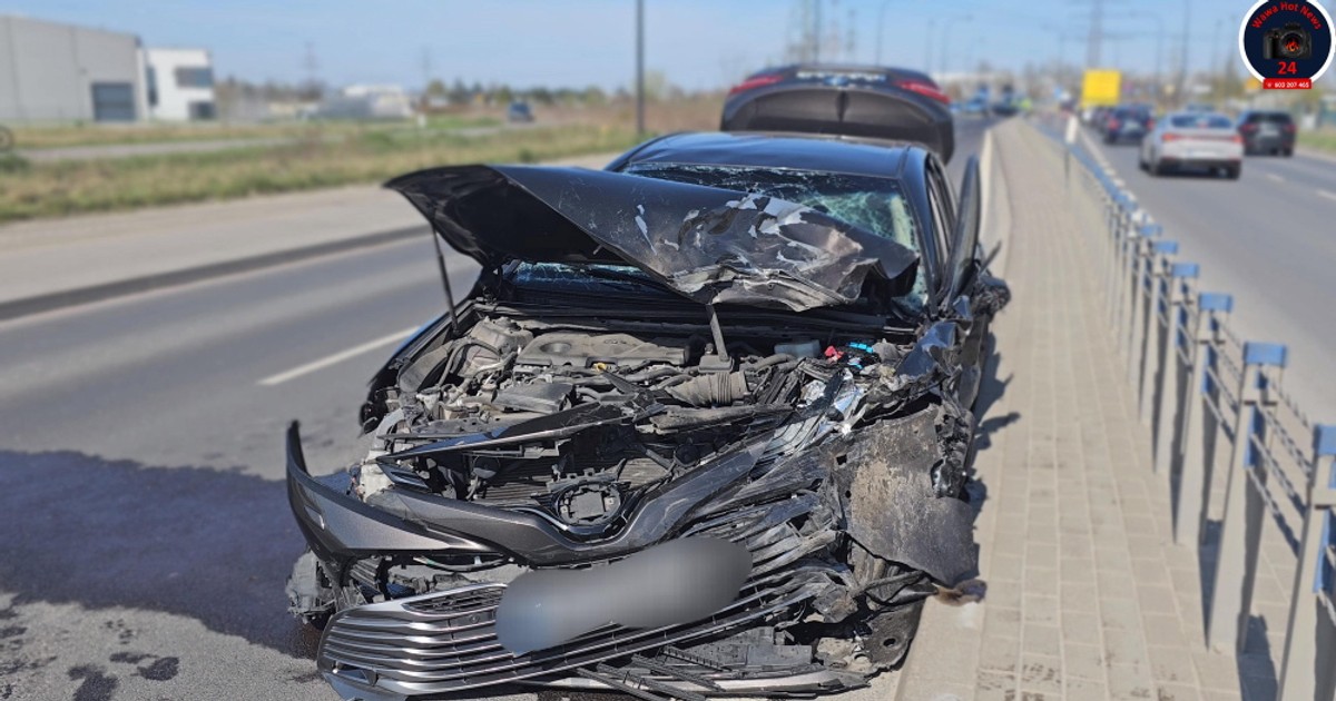 Warszawa. Dramatyczny wypadek na Ursusie. Z auta wypadł silnik [FILM]