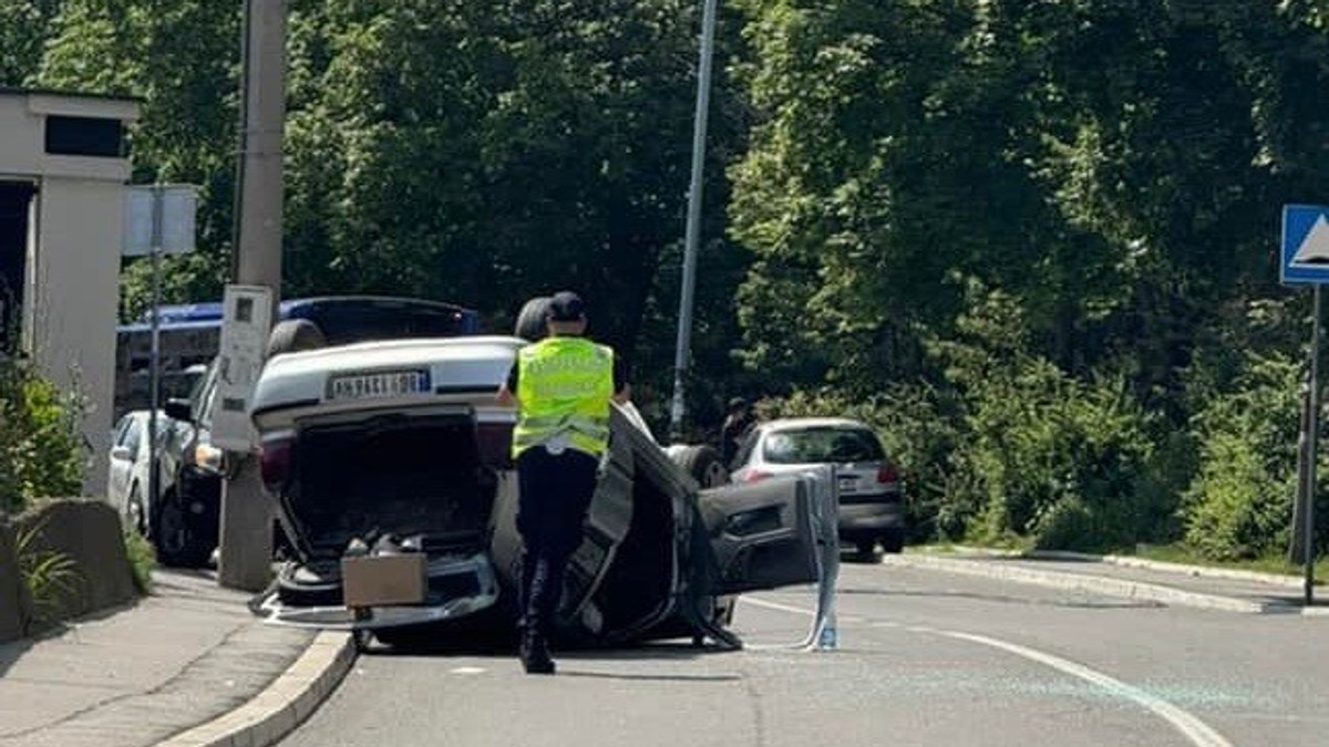 Drama na Mirijevu, automobil završio na krovu nasred ulice, policija na licu mesta - Blic