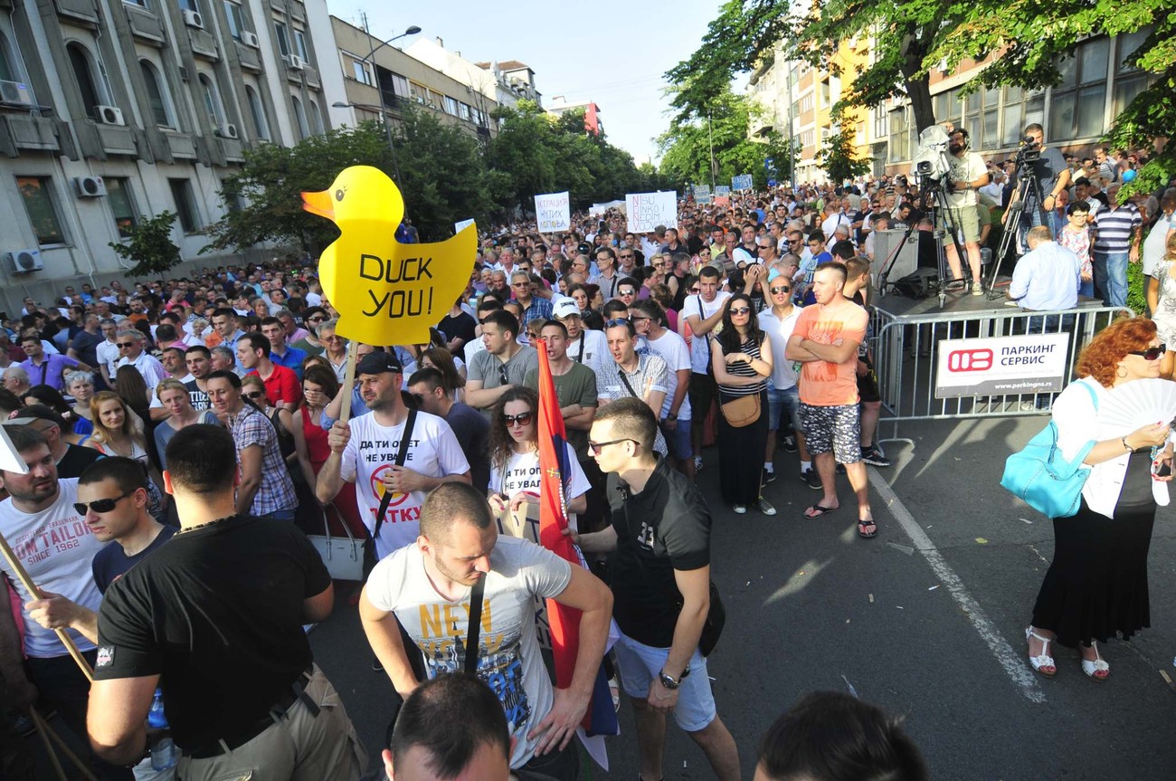 NOVI SAD Na protestu ispred RTV-a više hiljada građana i pokrajinski ...