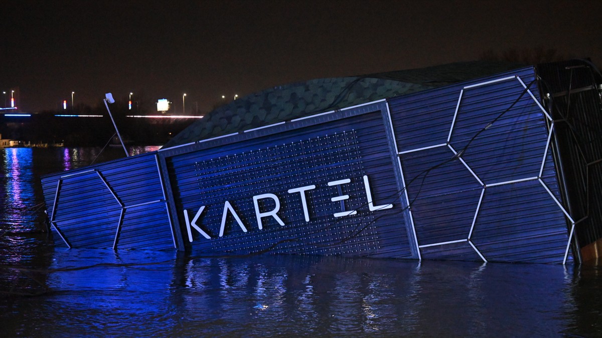 Prva slika potonulog splava "Kartel", sablastan prizor na obali Save ...