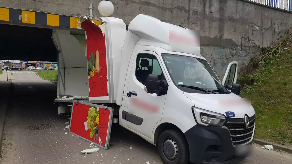 Dostawczak zniszczonypod wiaduktem w Lublinie. To nie pierwszy wypadek ...