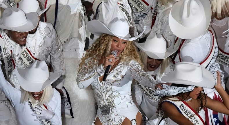6 details you may have missed from Beyoncé's Christmas halftime show on ...
