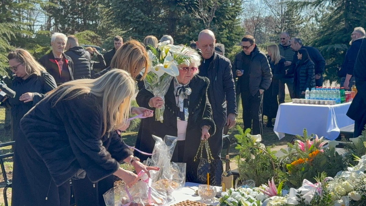 Sestra Saše Popovića stigla na pomen bratu: Nosi buket belih kala