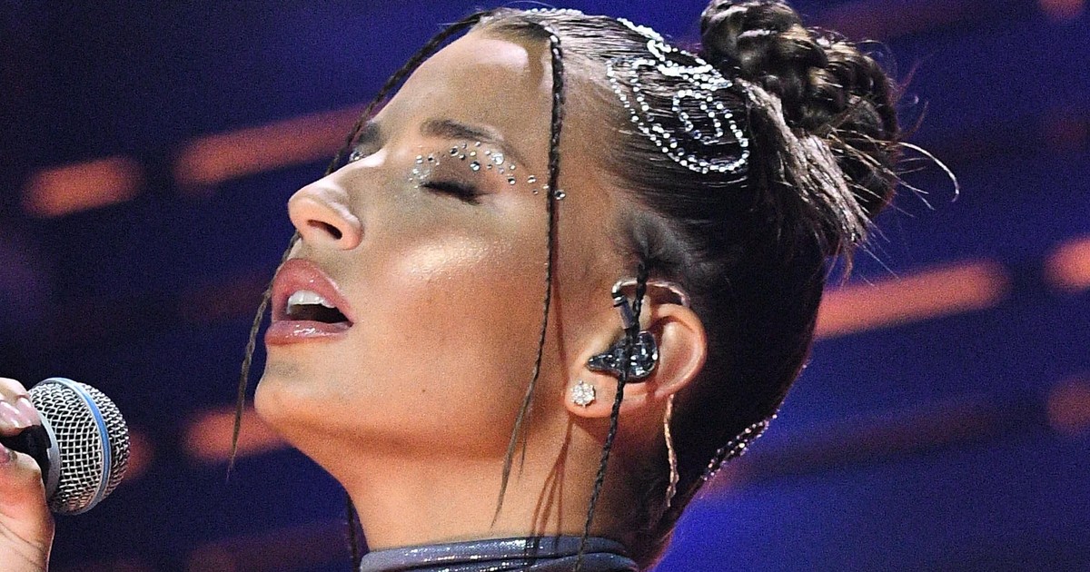 Internauci miażdżą występ Julii Wieniawy na Earth Festival "Uszy bolą"