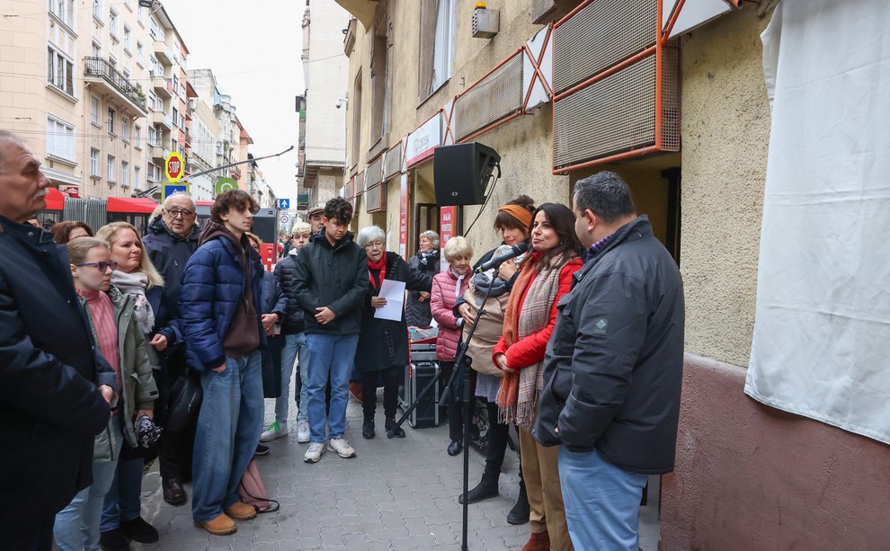 Édesapjukat ünnepelték Déri János gyerekei, emléktáblát avattak a tévés ...