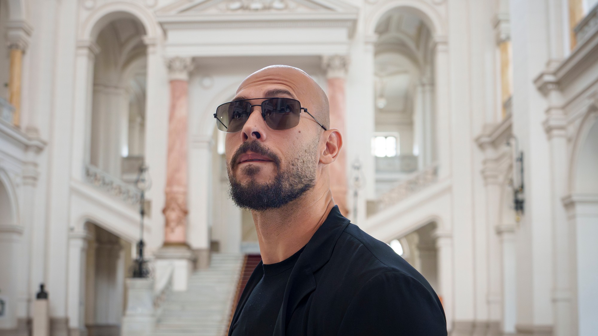 Začal sa ostro sledovaný súd s Andrewom Tateom a jeho bratom: Čelia ...