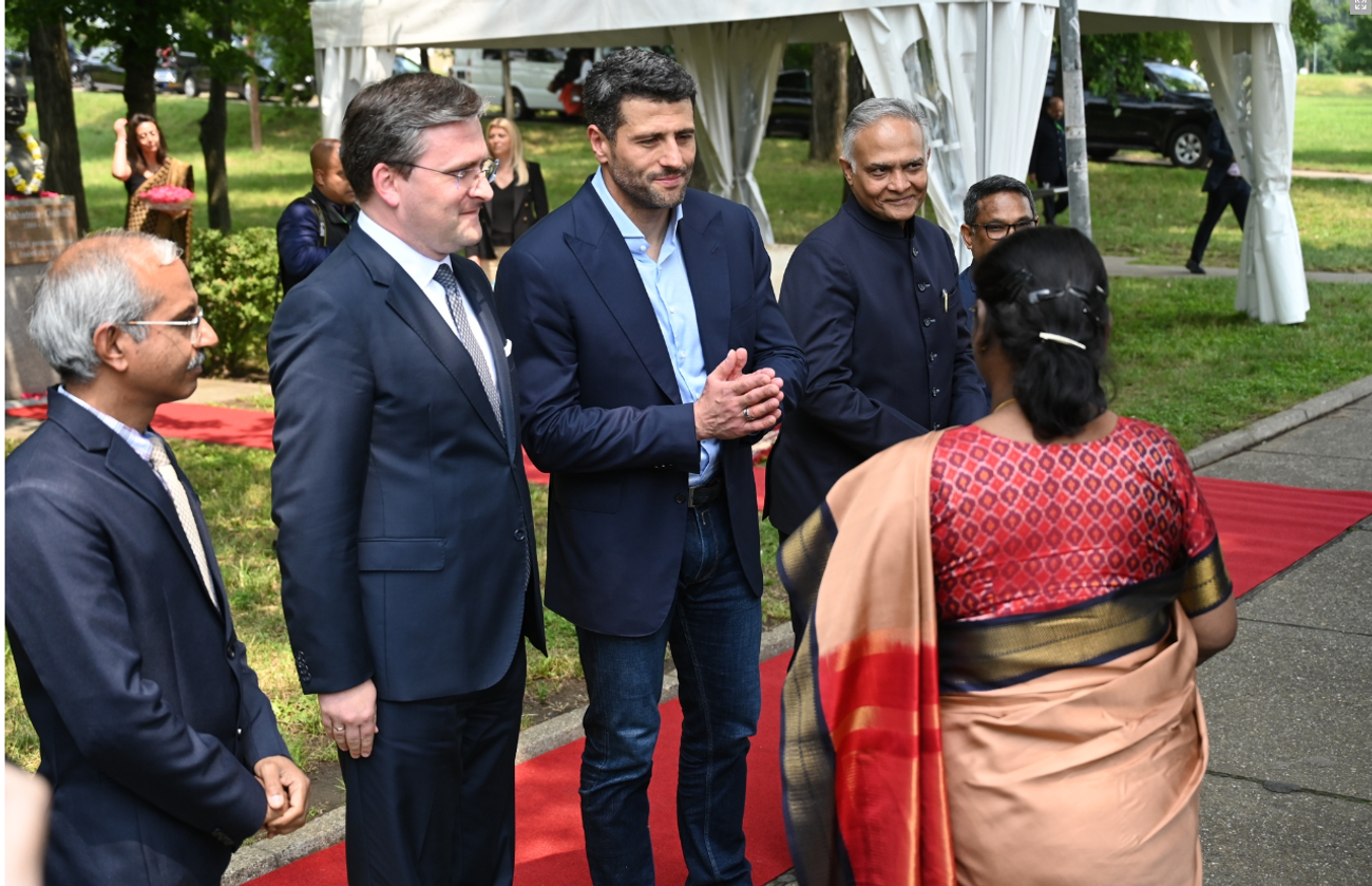 Šapić dočekao predsednicu Indije kod biste Mahatme Gandija na Savskom ...