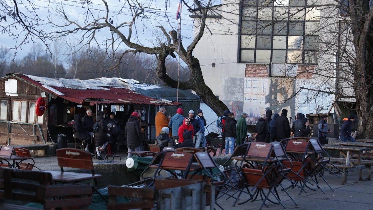 Ponovo pokušaj rušenja splava "Gusar", bager i komunalci napustili ...