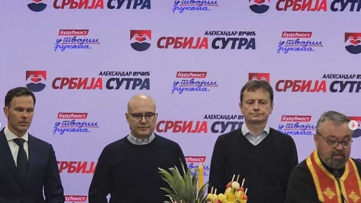 SNS obeležio Badnji dan, unet Badnjak u prostorije stranke (foto) - Blic