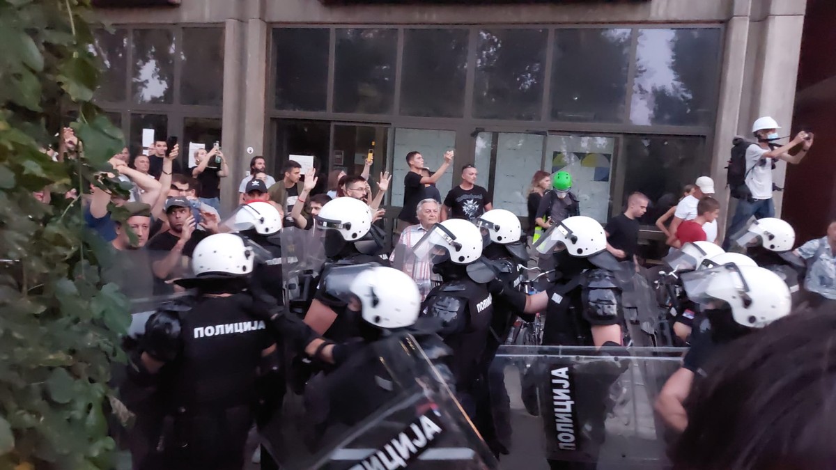 Uhapšen osumnjičeni za napad na policajce ispred Filozofskog fakulteta u Novom Sadu - Blic