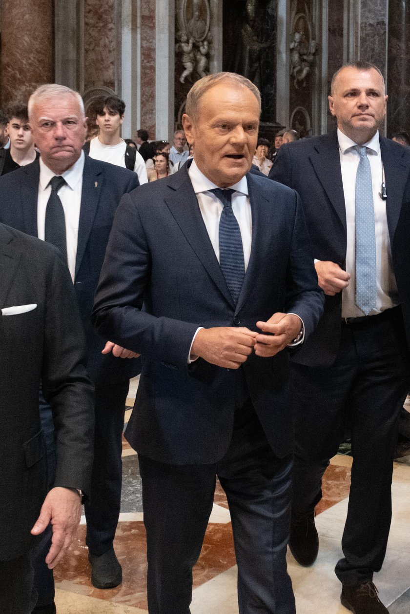 Watykan. Donald Tusk odwiedził grób Jana Pawła II. Spotkał Polaków