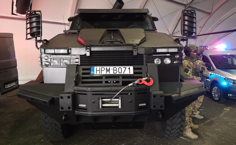 Polski TUR VI kulom się nie kłania! Oto nowe opancerzone auta policji ...
