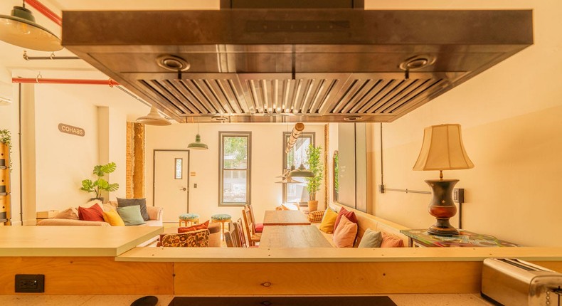 People pay up to $2,700 a month to live with 27 roommates in a NYC ...