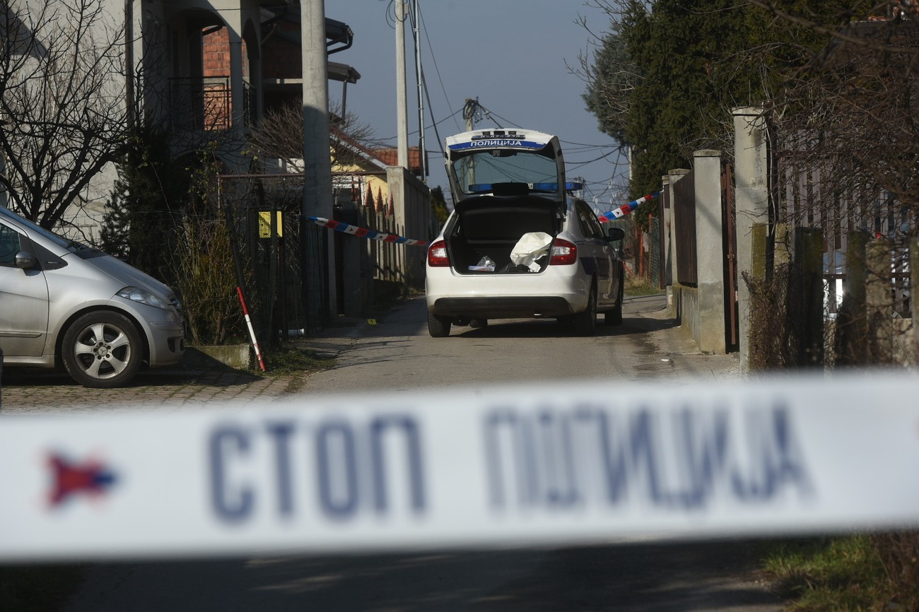 IZBO OCA I MAJKU PA NASRNUO I NA POLICIJU! Detalji zločina u Surčinu: Majku više puta ubo u vrat ...