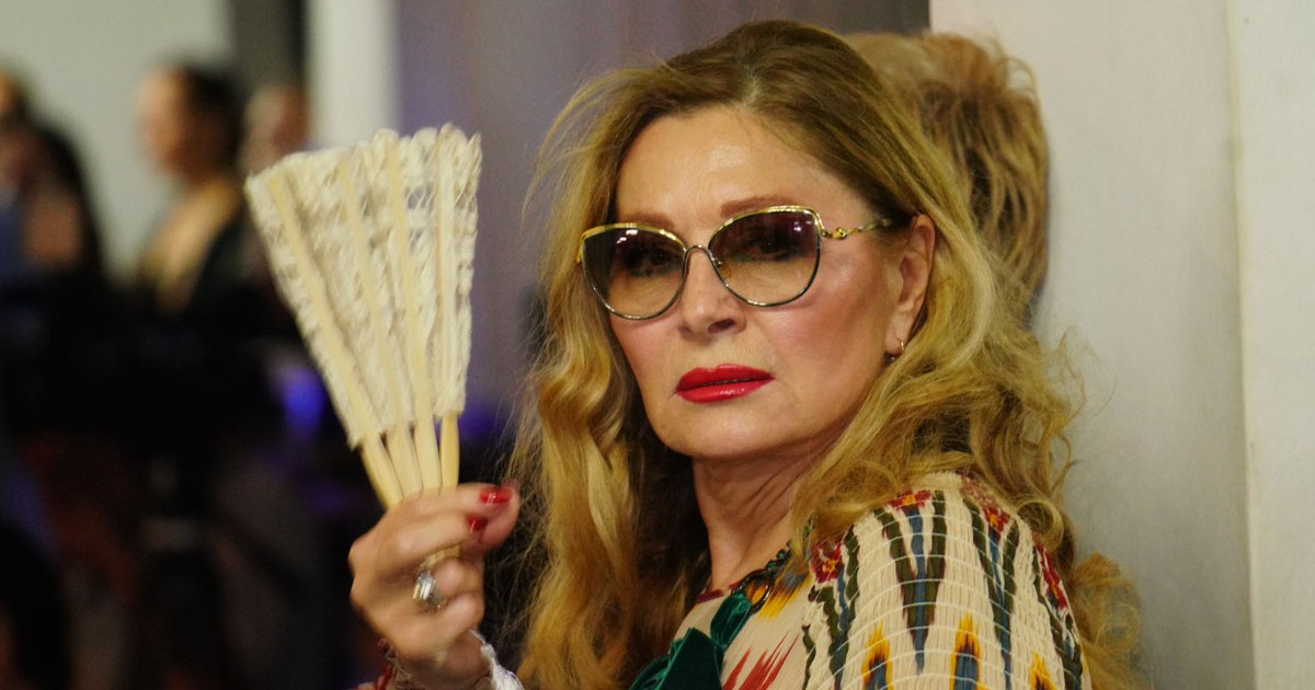 Ovako izgleda dom Danice Maksimović: Kamin u drvetu, skulpture i bašta ...