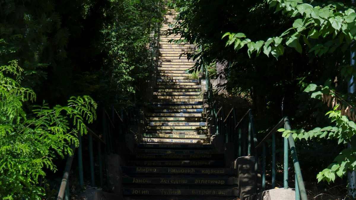 Bizarna scena zabeležena u Gornjem Milanovcu: Vozač "alfe" umesto ulicom, krenuo niz stepenice ...