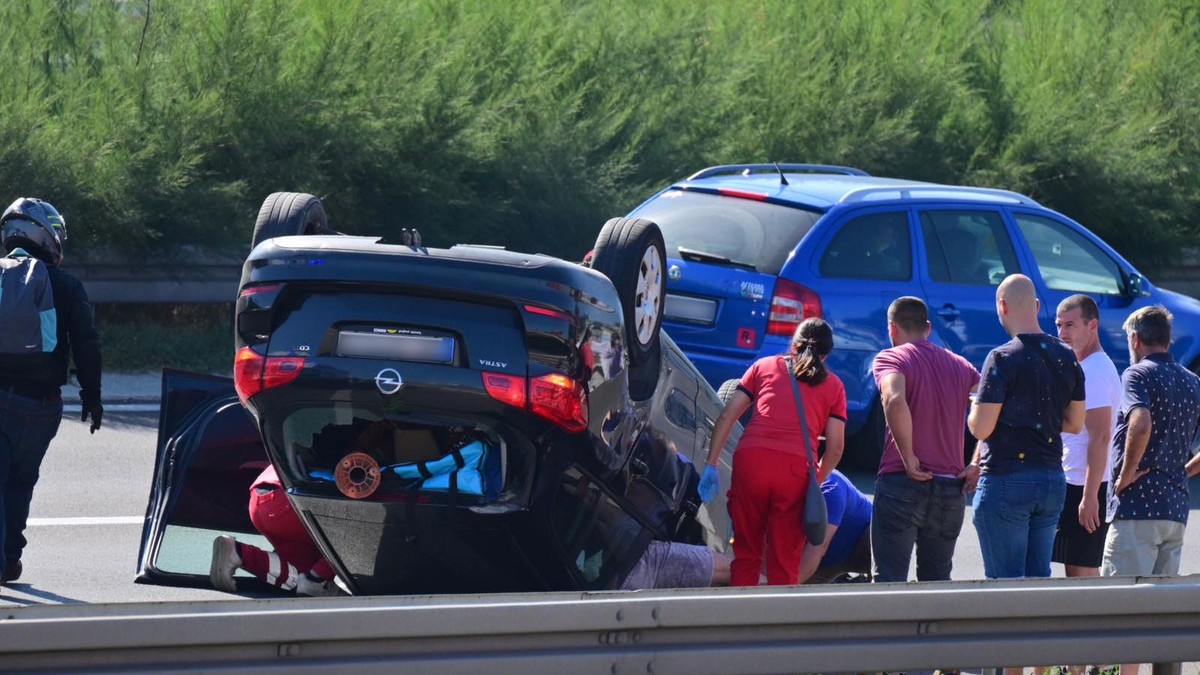 Udes kod Arene: Automobil završio na krovu - Blic