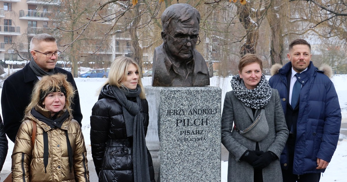Kielce. Popiersie Jerzego Pilcha w alei sław - Wiadomości