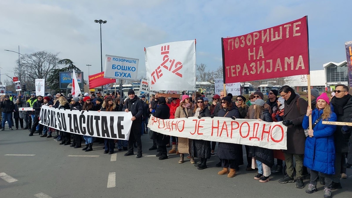 Protest pozorišnih glumaca u Novom Sadu: Odali poštu poginulima u padu ...