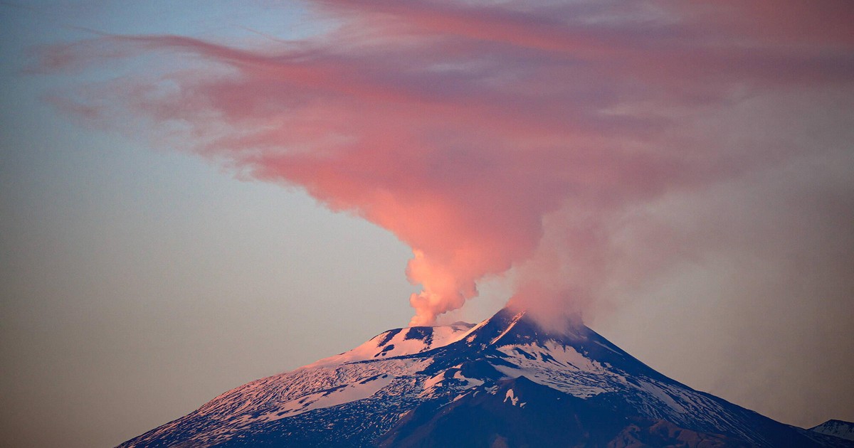 Wulkan Etna znowu się przebudził. Lotnisko w Katanii na Sycylii ...