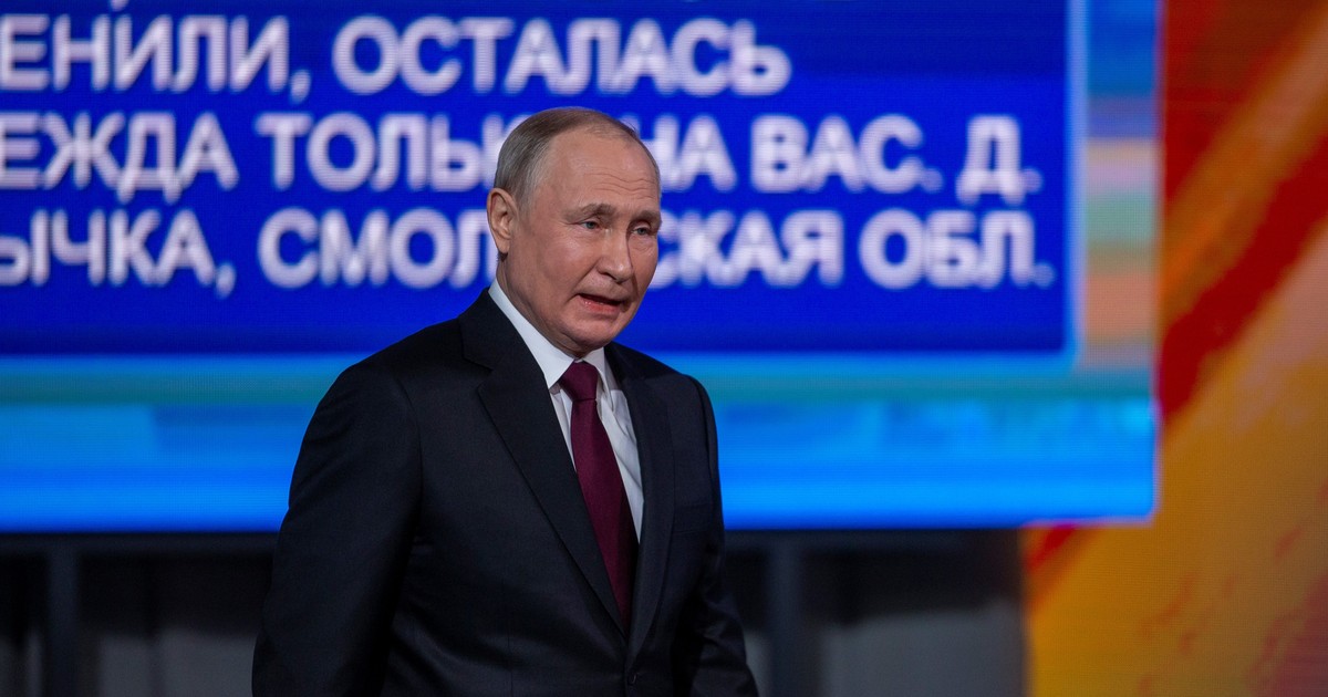 Russians appear to troll Putin with critical texts at normally ...