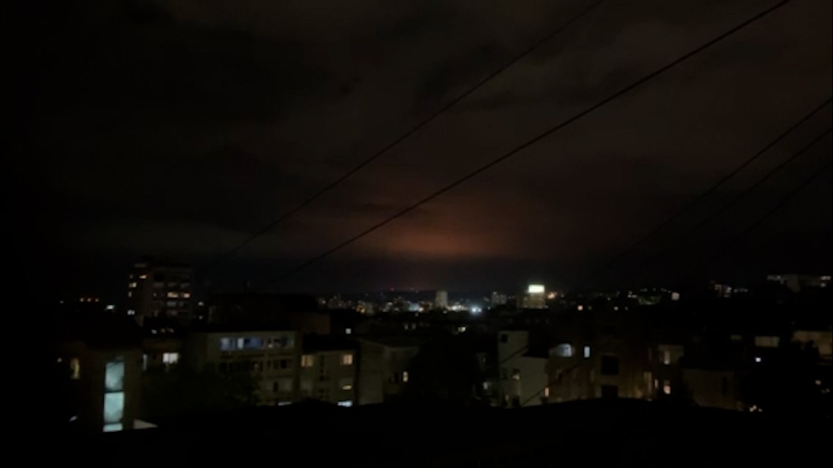 Misteriozna pojava na nebu iznad Beograda: Treperi crvena svetlost, vidi se iz svih delova grada ...