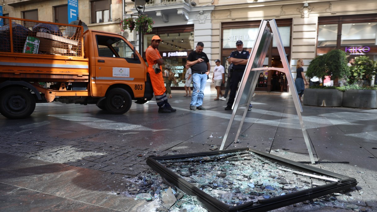 Užas u Knez Mihailovoj: Otpao prozor sa zgrade i pao na pločnik, staklo ...
