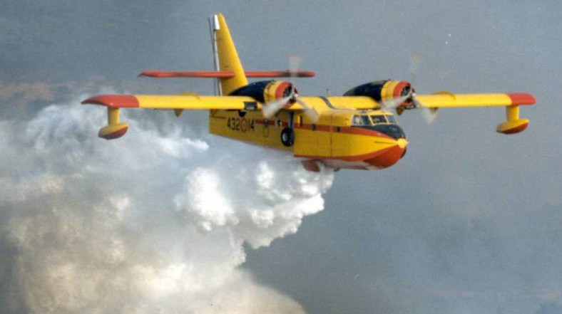 Lecieli gasić grecką wyspę, ale ich Canadair CL-215 runął na zbocze góry. Porażające nagranie.