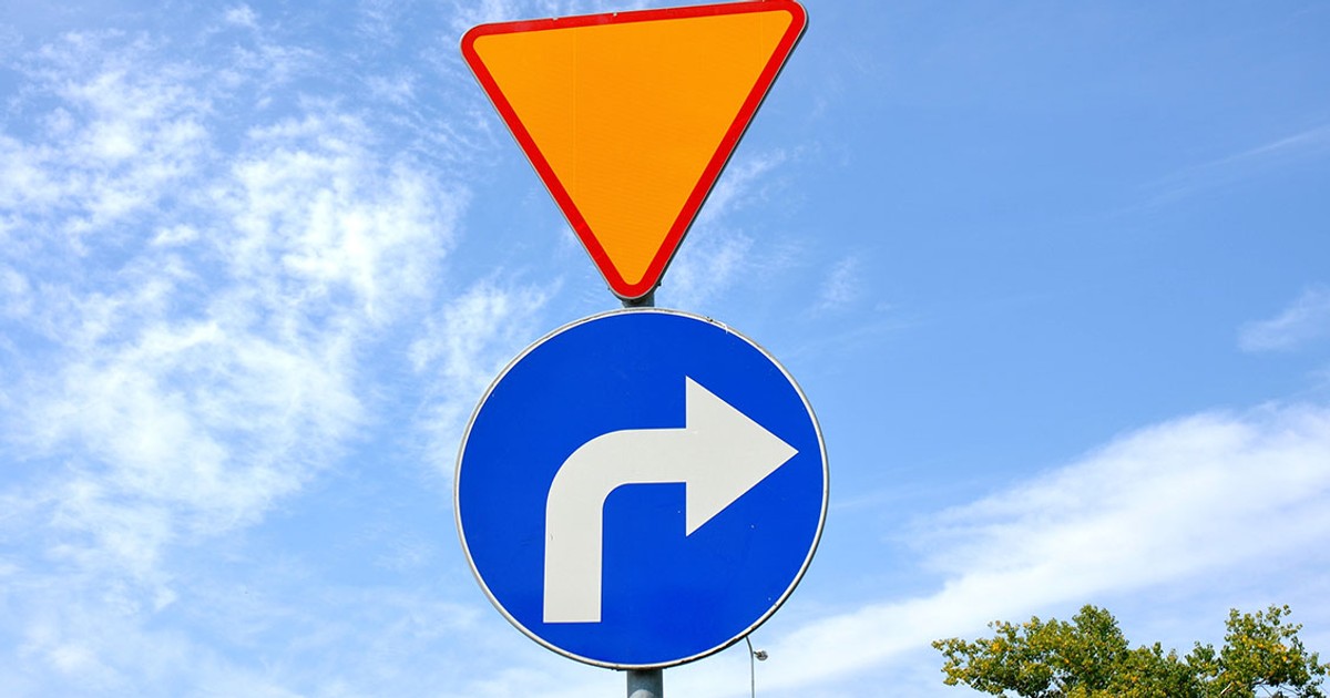 Znaki nakazu: co oznaczają i kiedy obowiązują? Rodzaje i znaczenie
