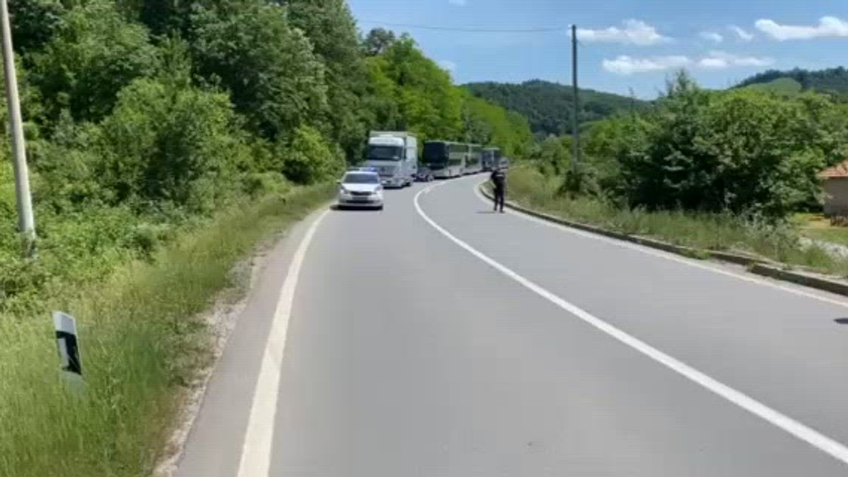 Teška saobraćajna nesreća ispod Rudnika: Sudarili se automobil i traktor, ima povređenih - Blic