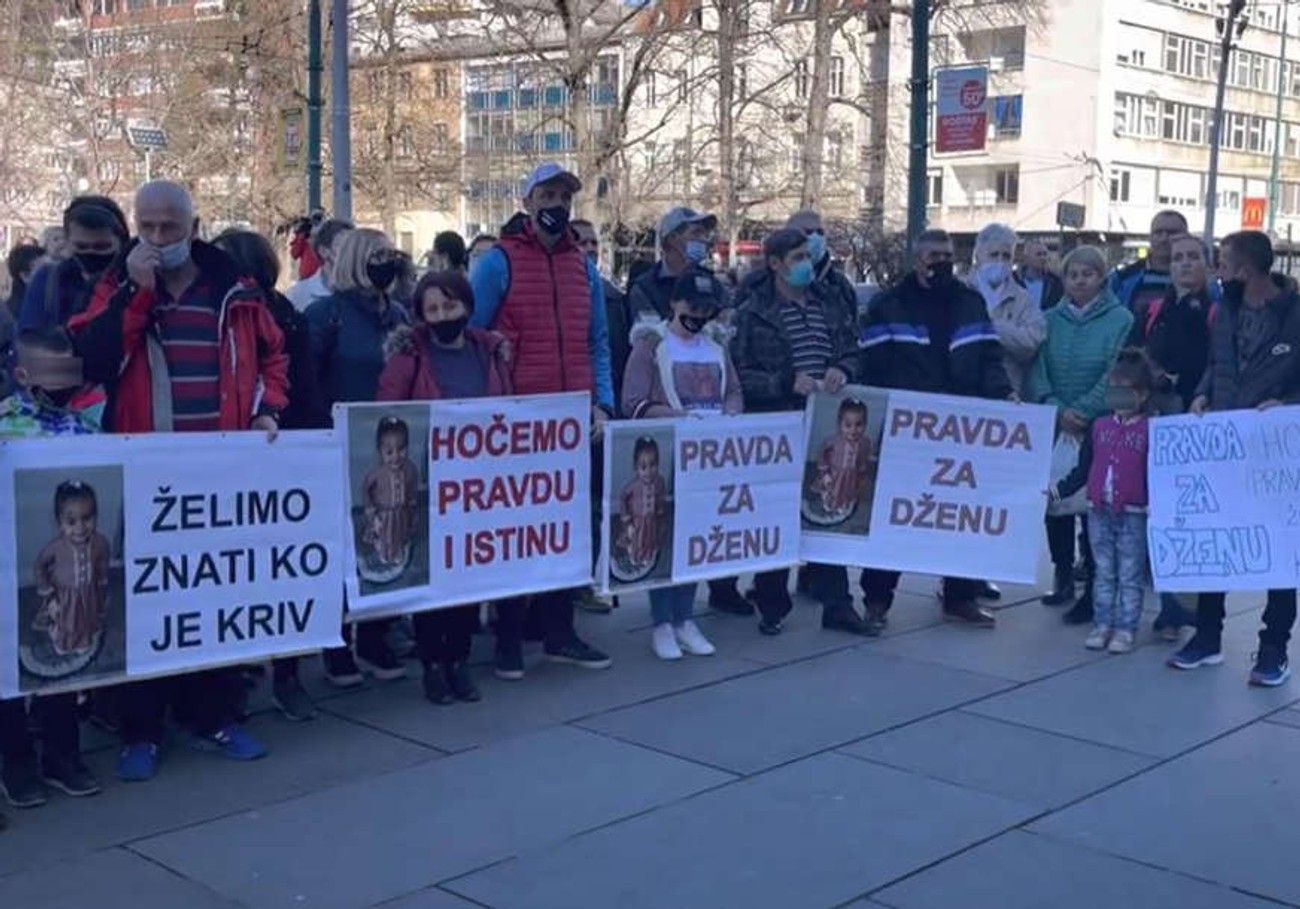 "Tražimo ime i prezime počinioca ovog zlog dela": Protesti u Sarajevu ...